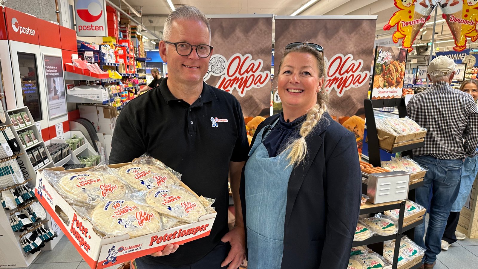 Ola Lompa deler ut gratis lomper på LSK - Brann / Lillestrøm